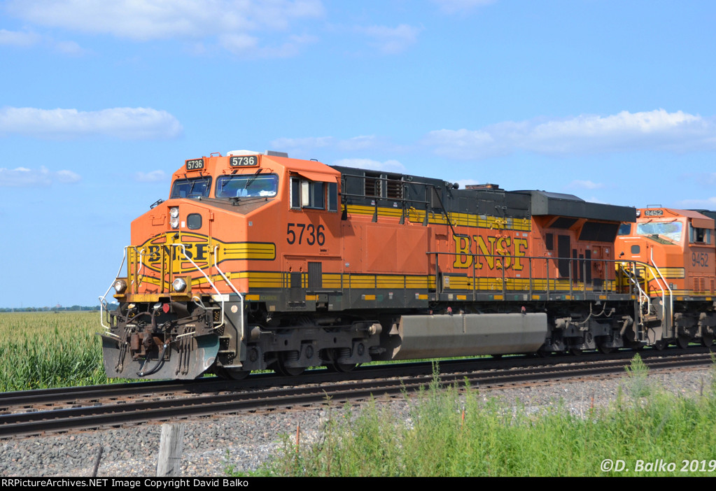 BNSF 5736
